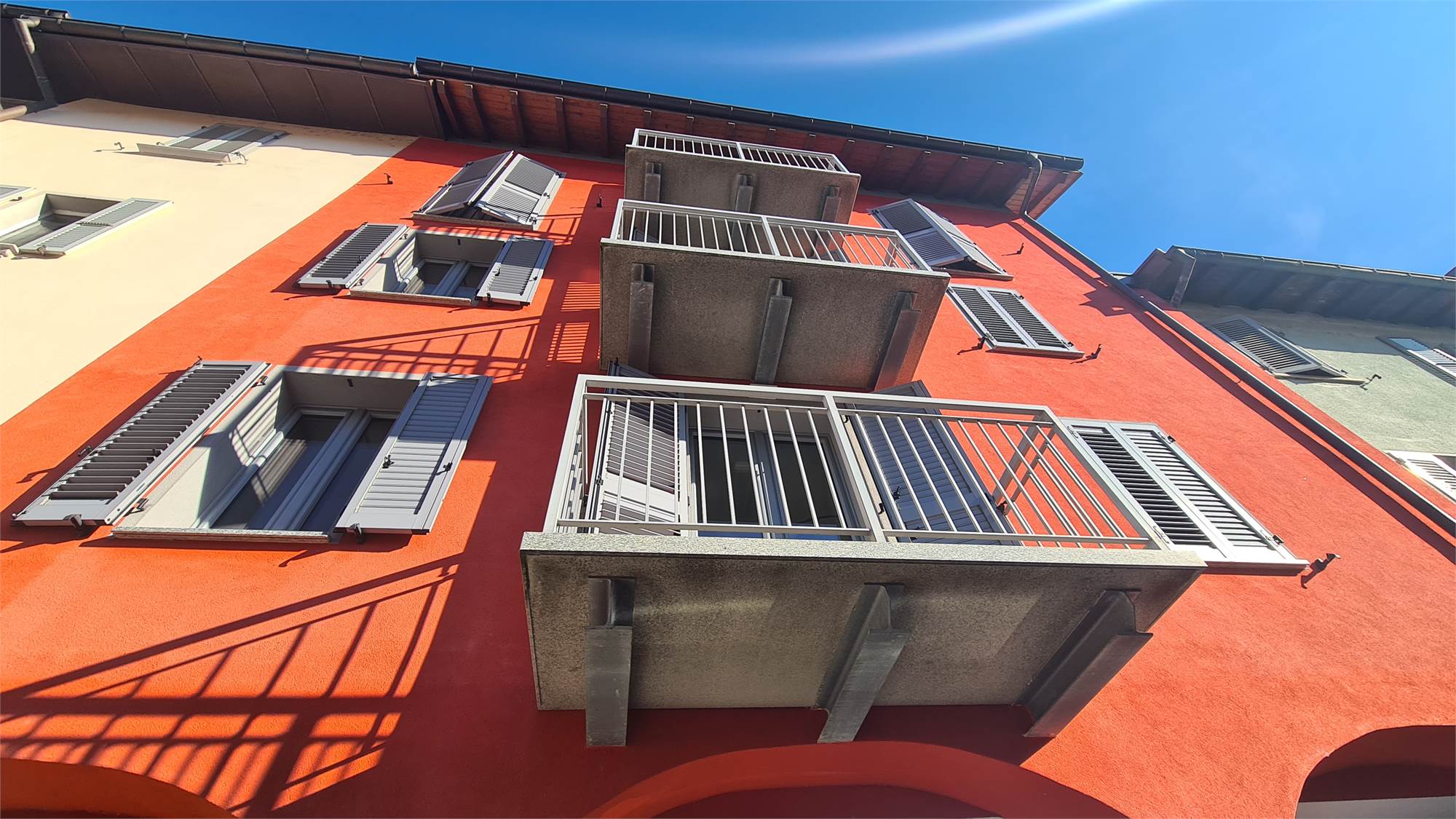 MENDRISO CAPOLAGO: SUGGESTIVO ATTICO VISTA LAGO