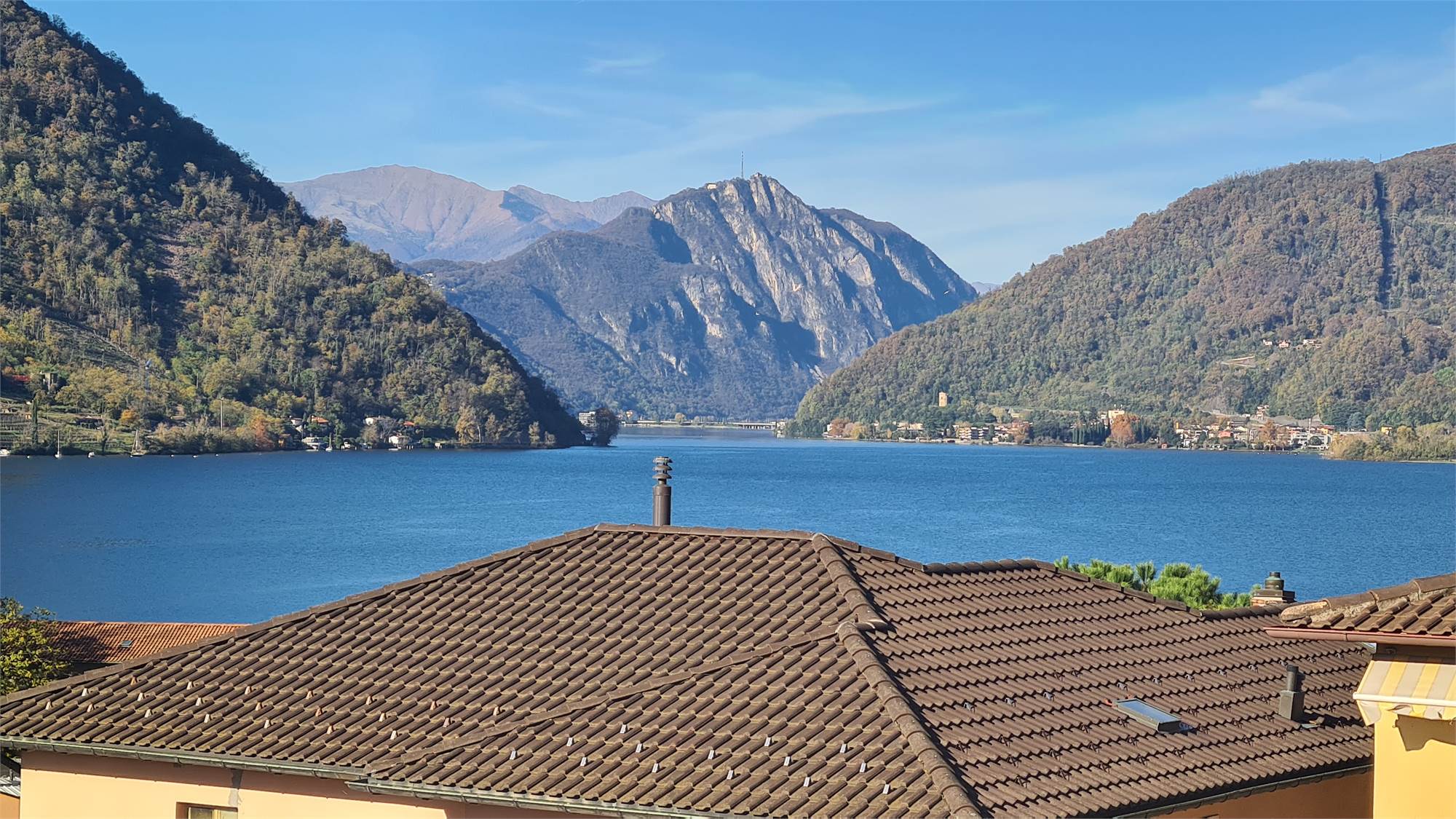 MENDRISO CAPOLAGO: SUGGESTIVO ATTICO VISTA LAGO